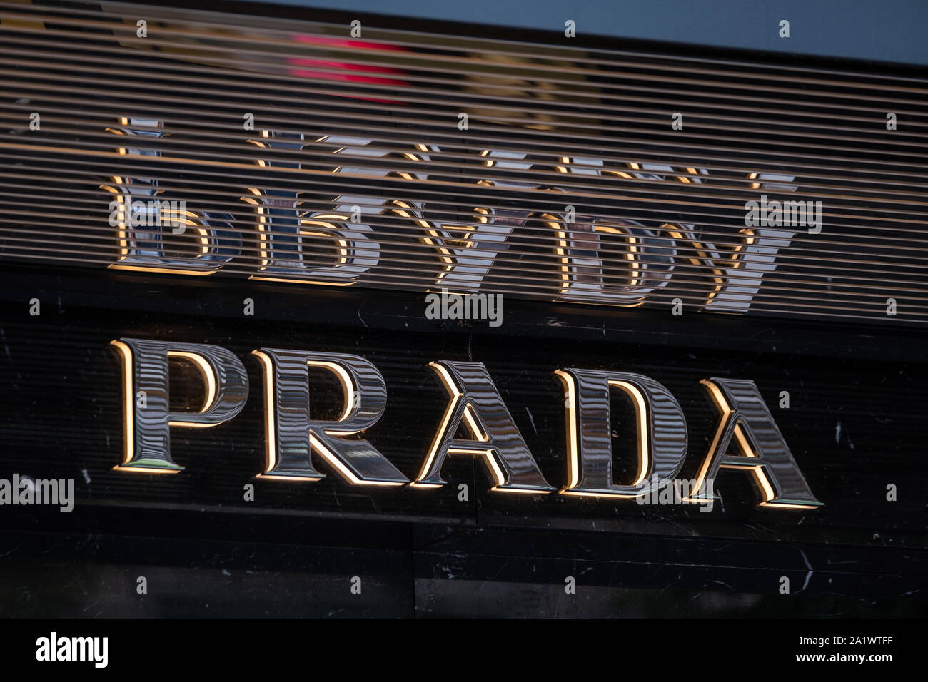 Prada Logo Banque d'image et photos - Page 2 - Alamy