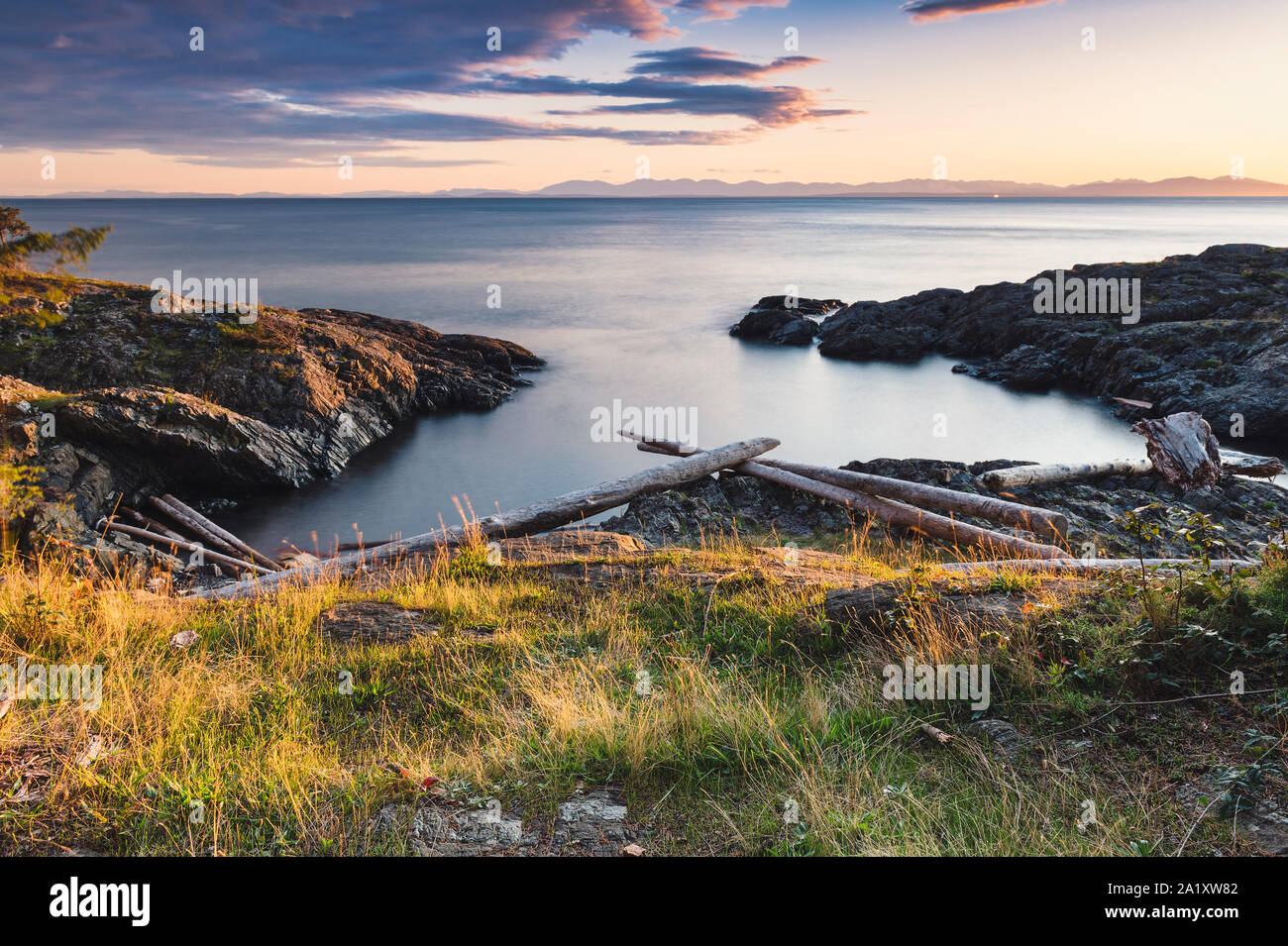Plage rocheuse de soleil le long de la côte Pacifique du nord-ouest de ...