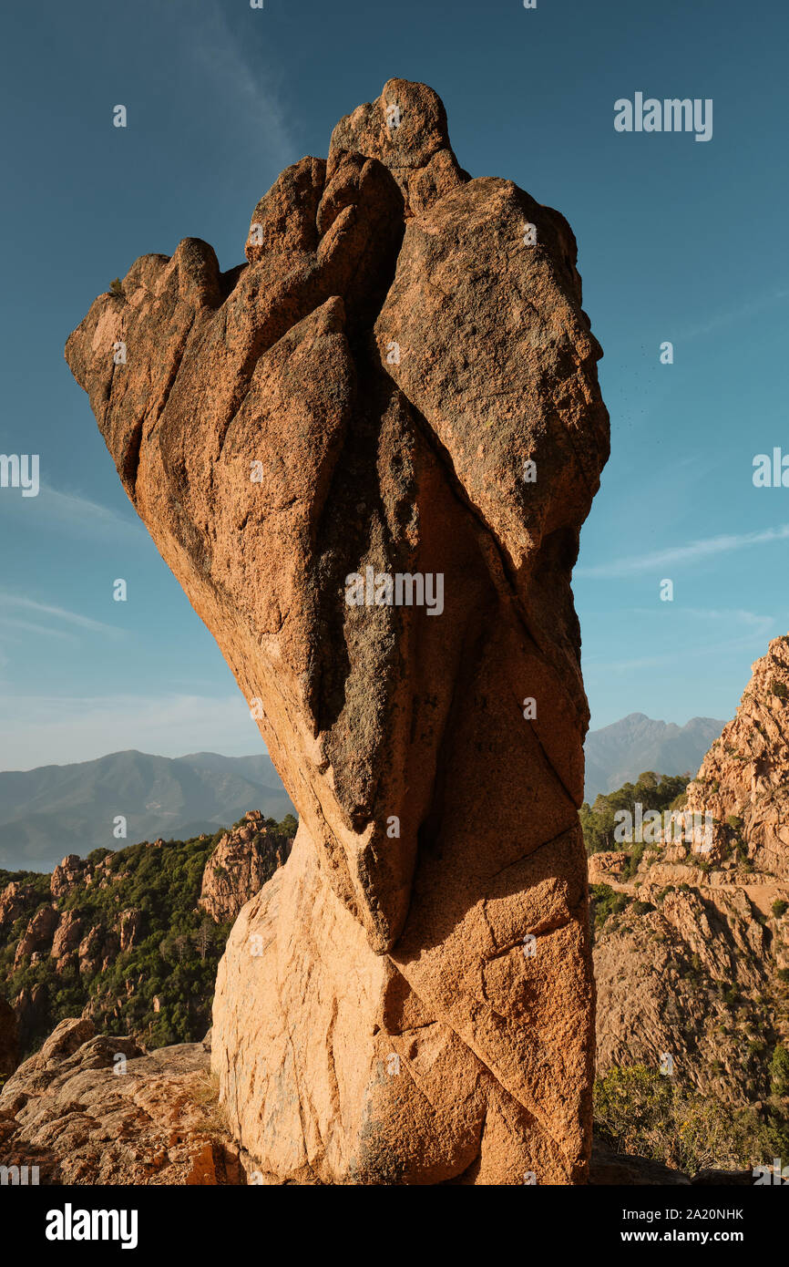 Les formations rocheuses en forme de granit rouge sur le site du ...