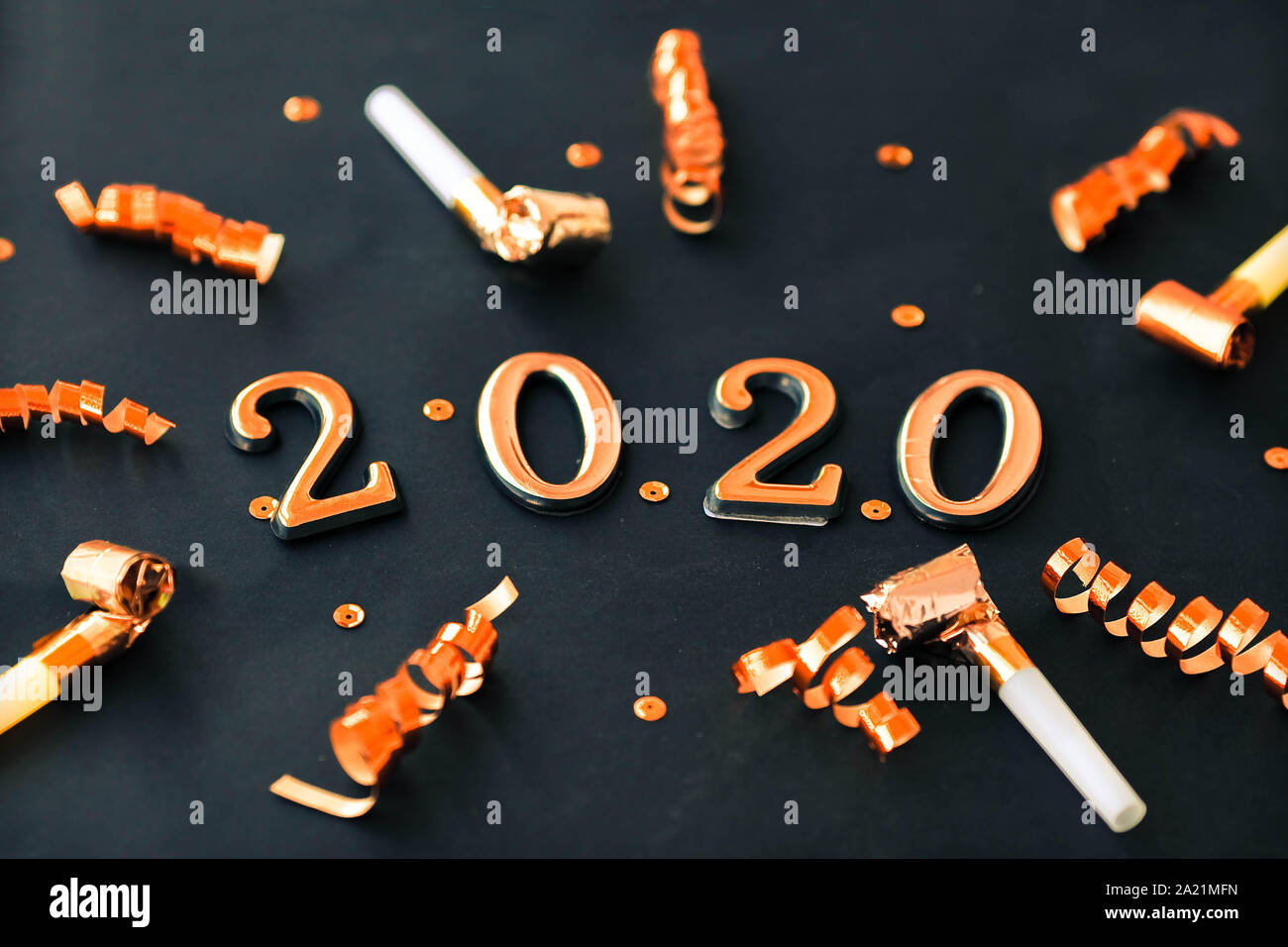 Bonne année 2020. Le symbole du nombre 2020 sur fond noir Photo Stock ...