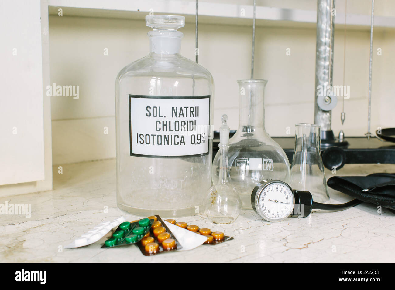 Le flacon en verre avec l'étiquette de solution isotonique, blisters de ...