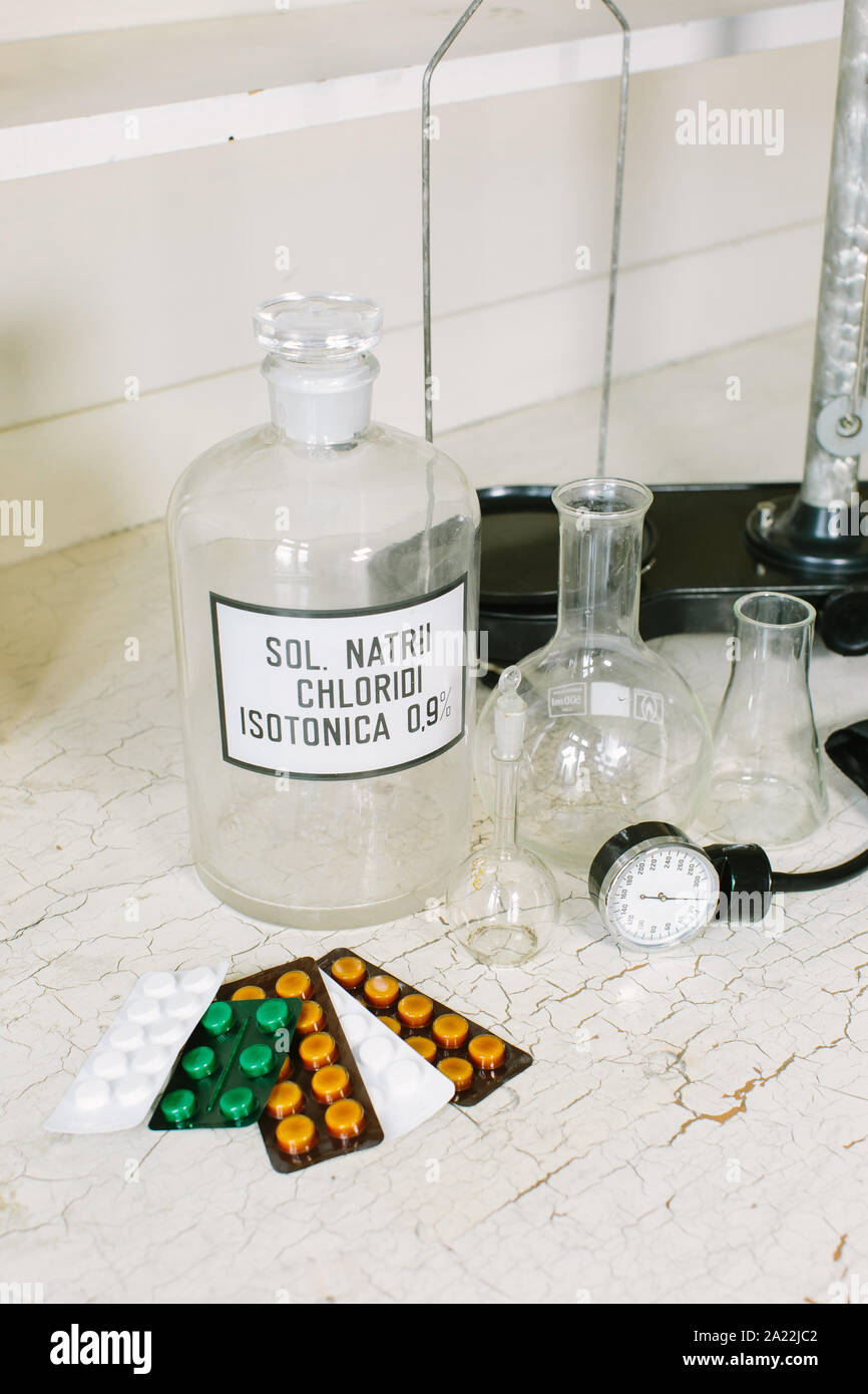 Le flacon en verre avec l'étiquette de solution isotonique, blisters de ...