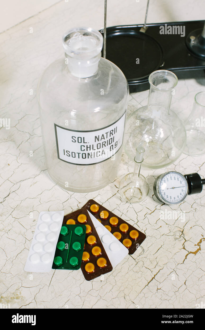 Le flacon en verre avec l'étiquette de solution isotonique, blisters de ...