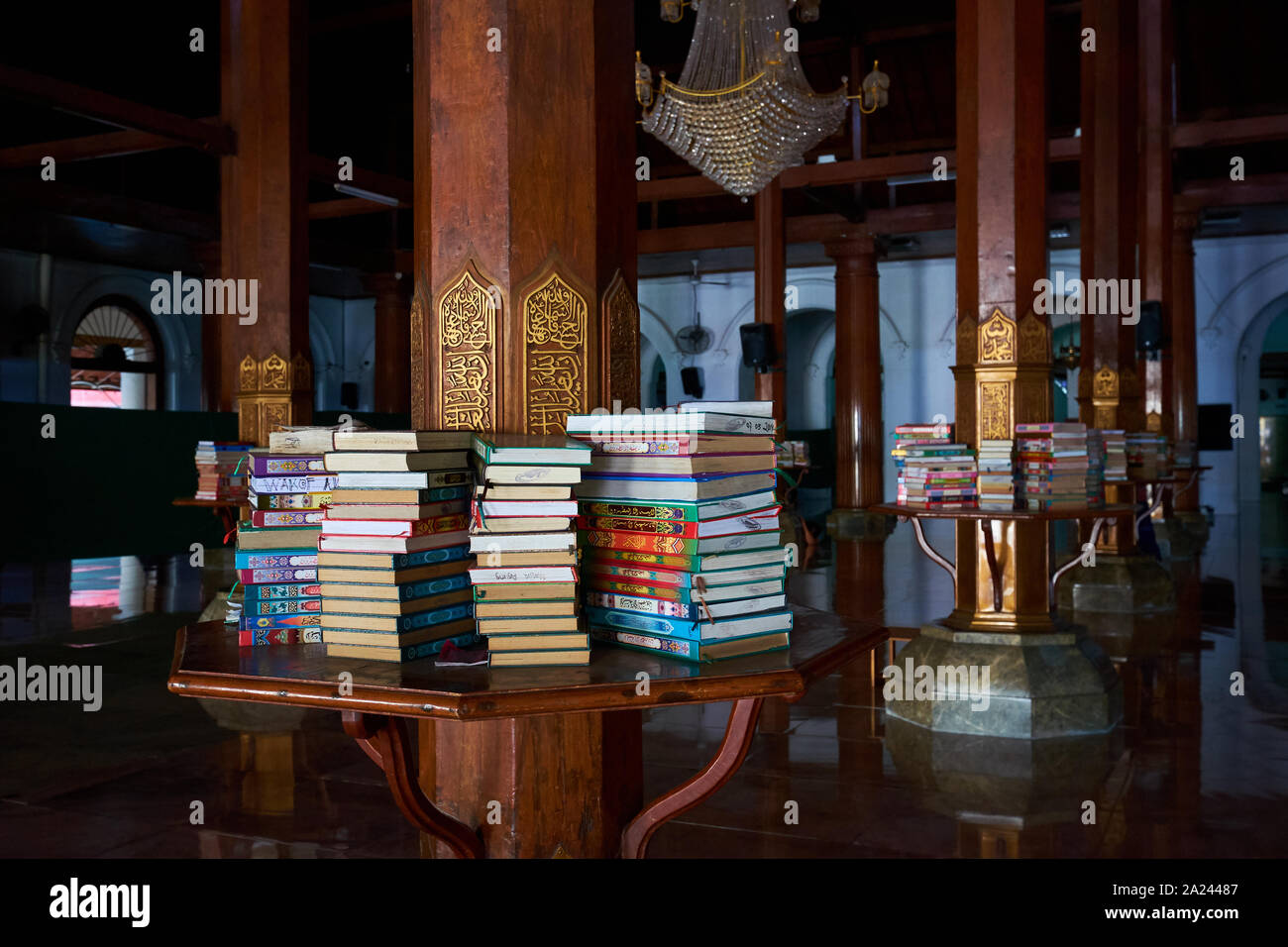 Livres de prière islamique colorés empilés dans le bois de l'intérieur ...