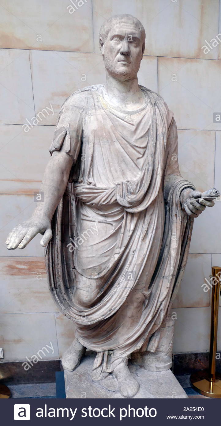 Statue d'un togatus (homme portant une longue toge). Roman. 125-250 AD ...