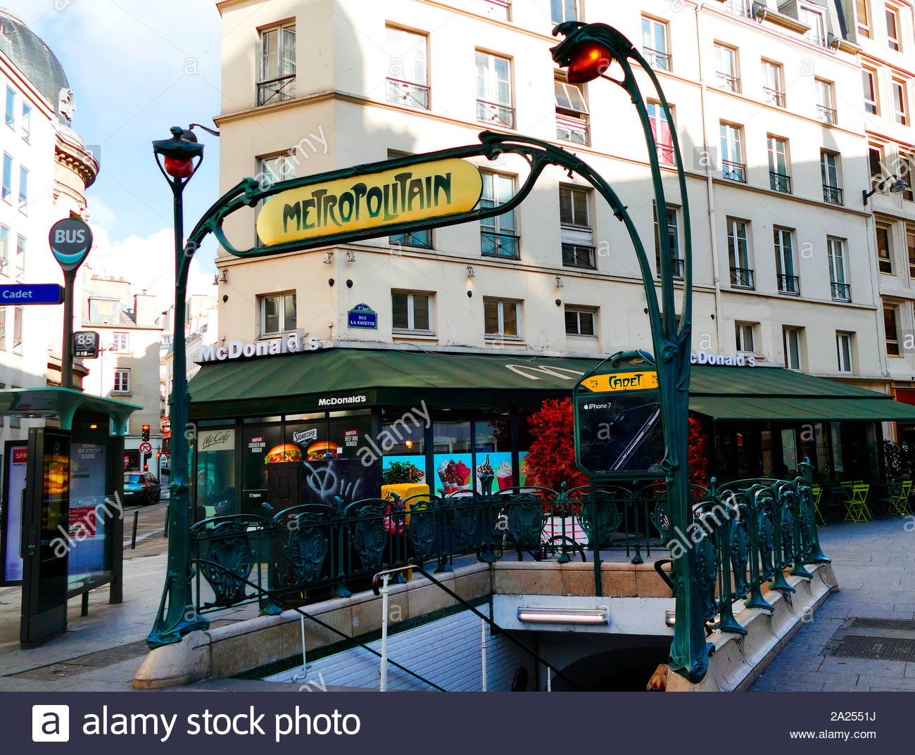 Neauveau Art signe au-dessus de l'entrée de la station de métro Cadet ...