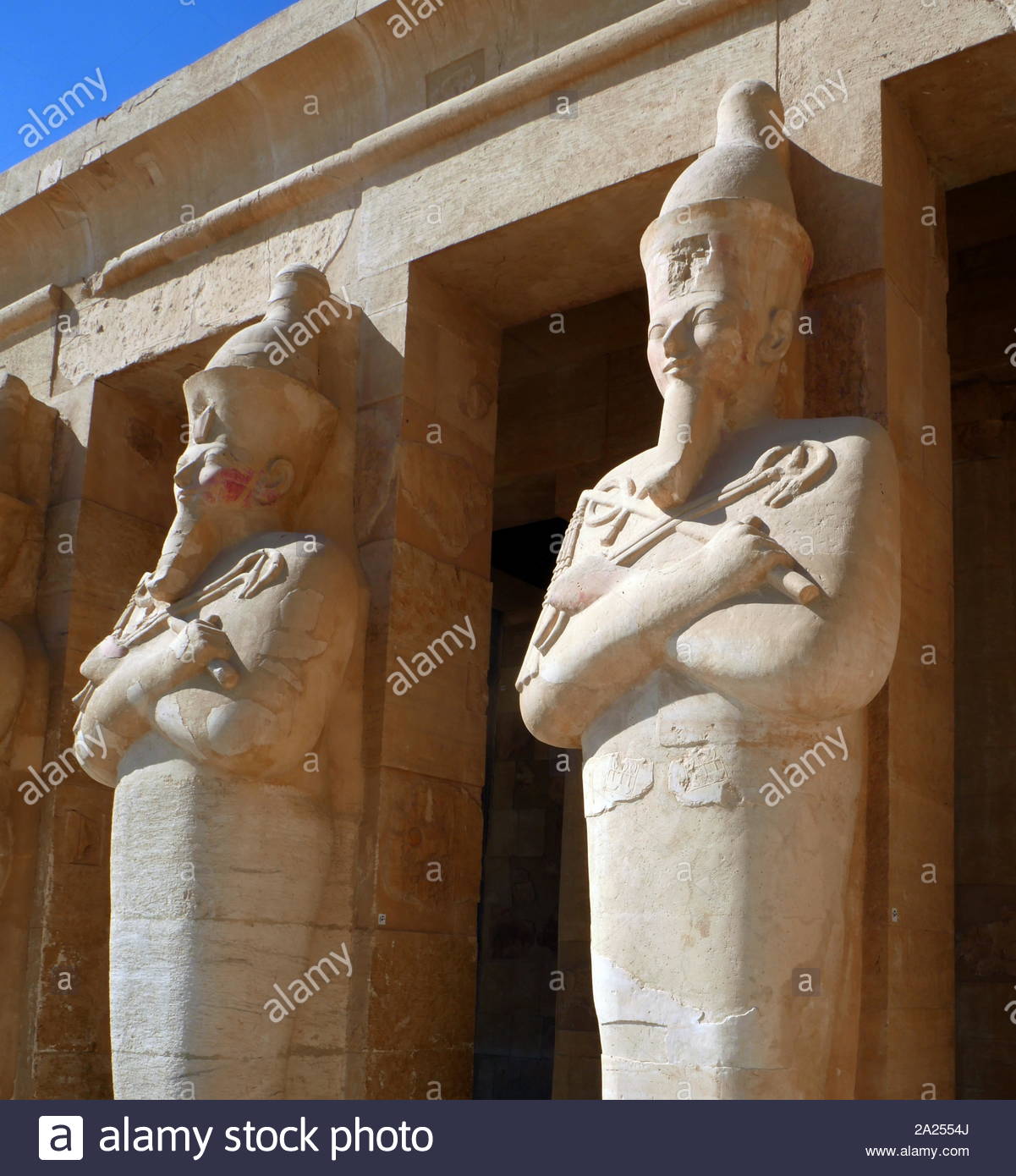 Statue de la Reine Hatshepsout à Deir el-Bahari, temple funéraire et de ...