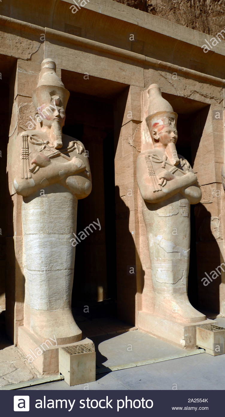 Statue de la Reine Hatshepsout à Deir el-Bahari, temple funéraire et de ...