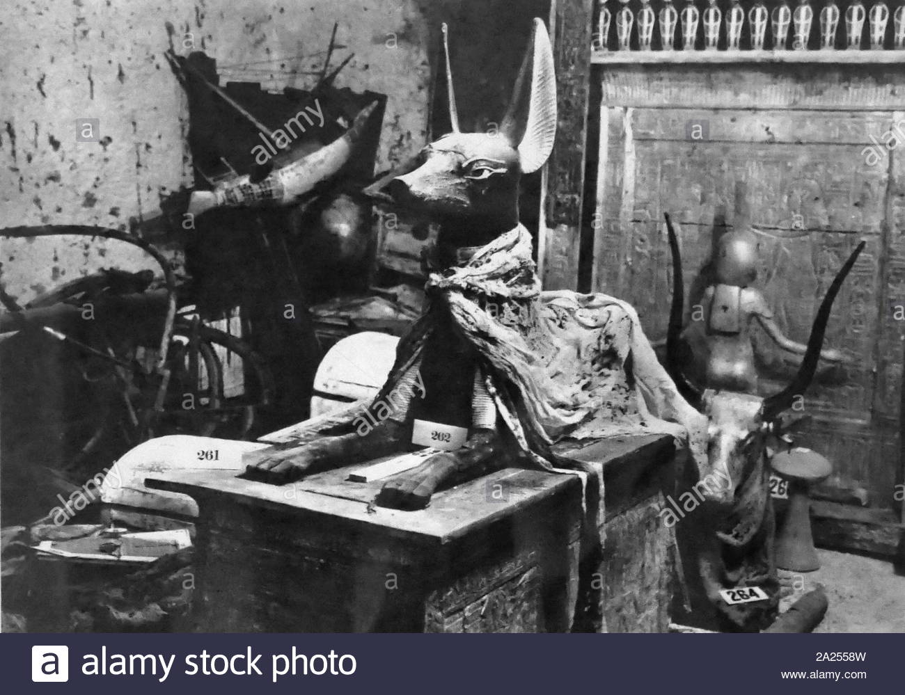 Une des premières photographies de la tombe de Toutankhamon. Howard ...
