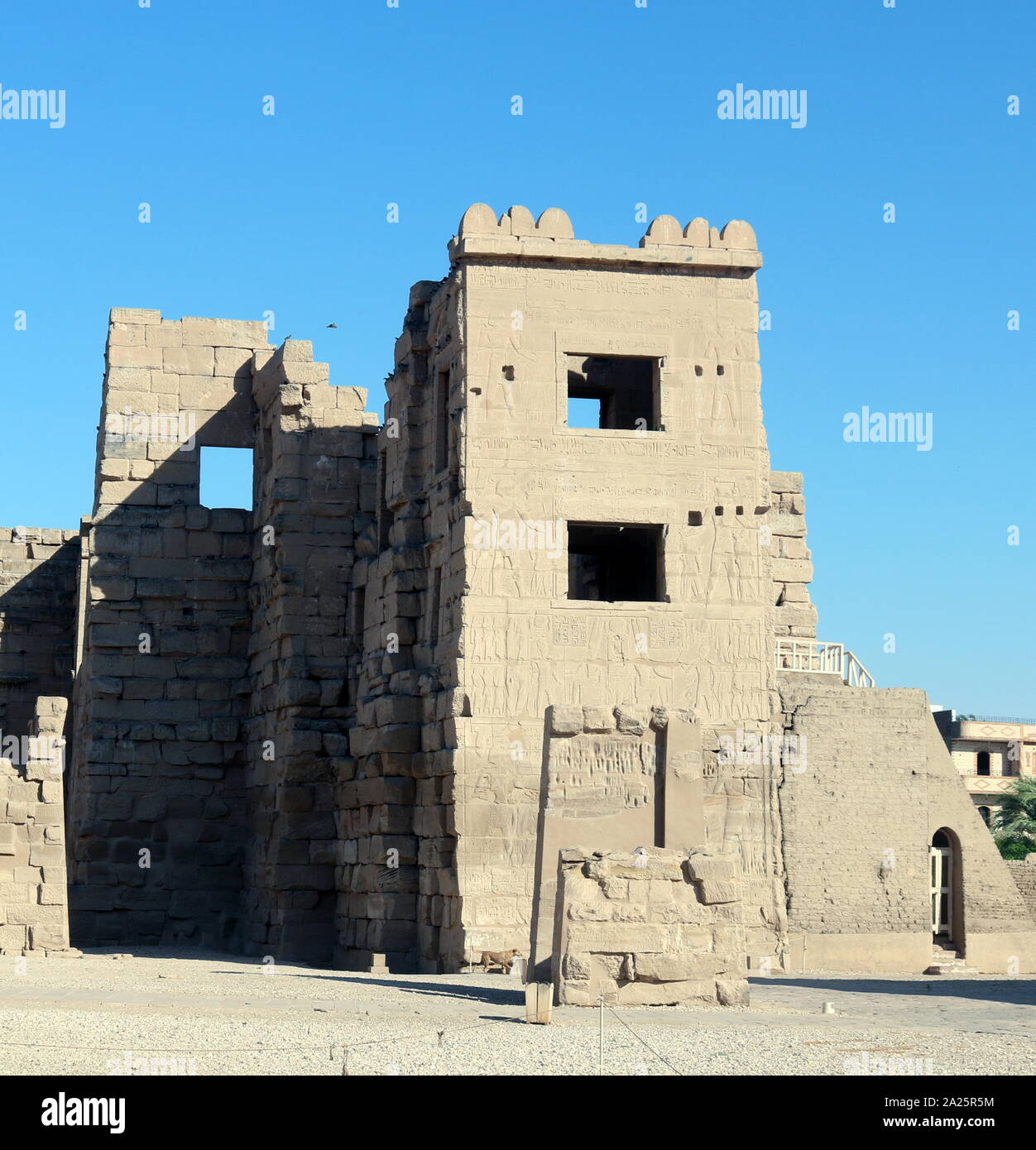 Migdol Tour au Temple de Ramsès II à Médinet Habou, l'Égypte. devant le ...