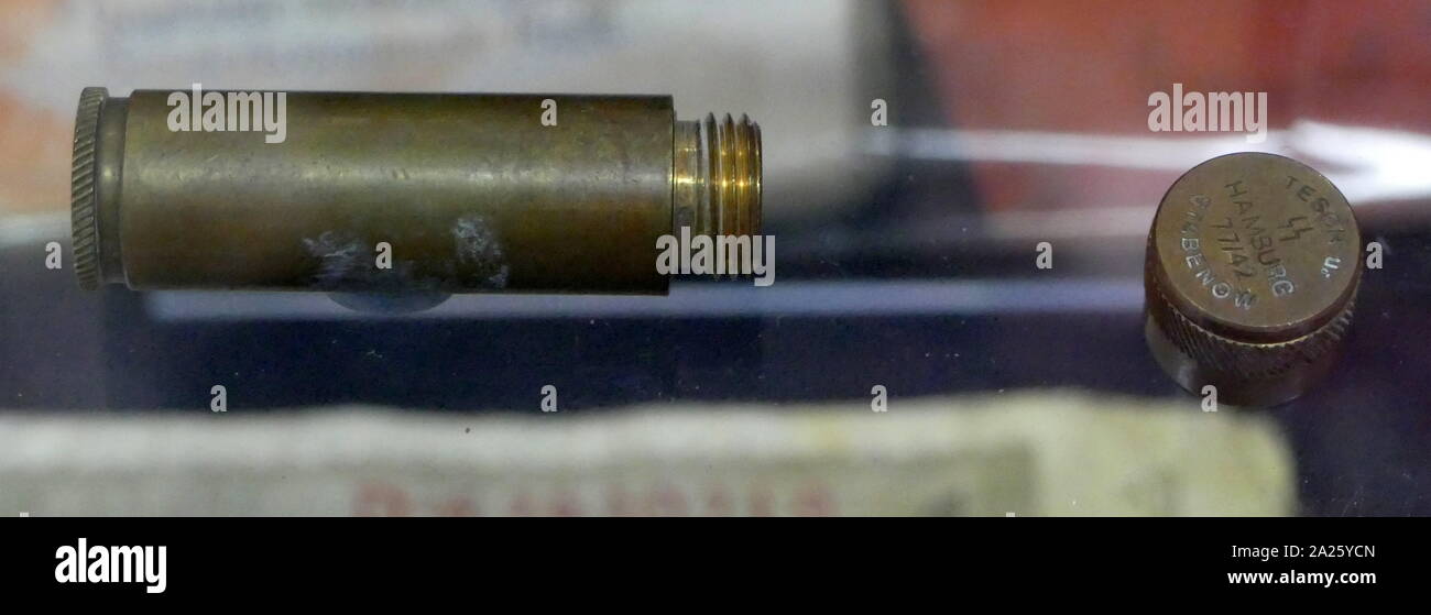 SS une capsule de cyanure qui a été émis normalement accordée à des ...