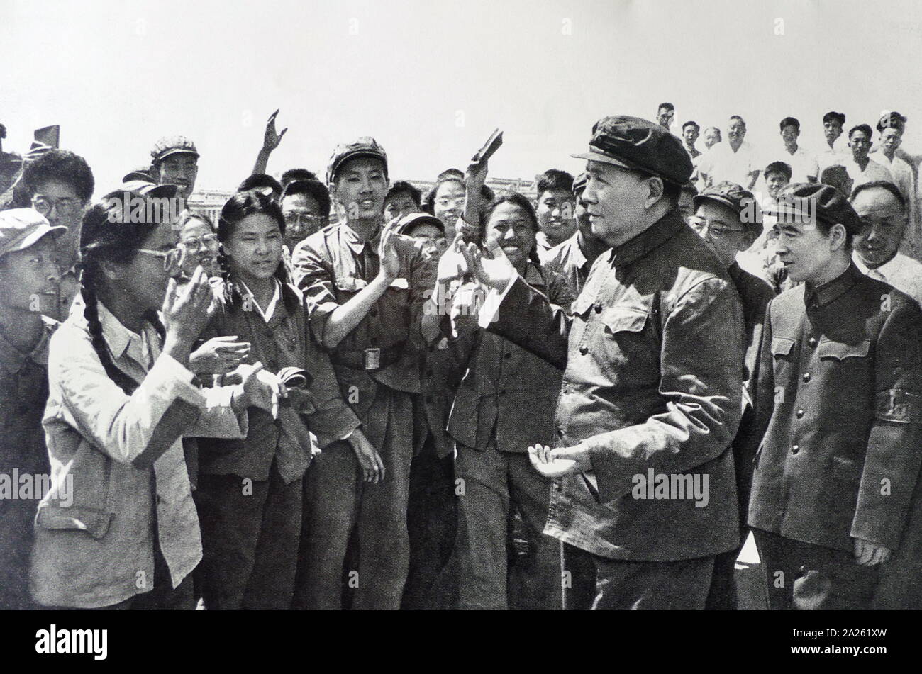 Le président Mao avec Lin Biao et gardes rouges pendant la Révolution ...