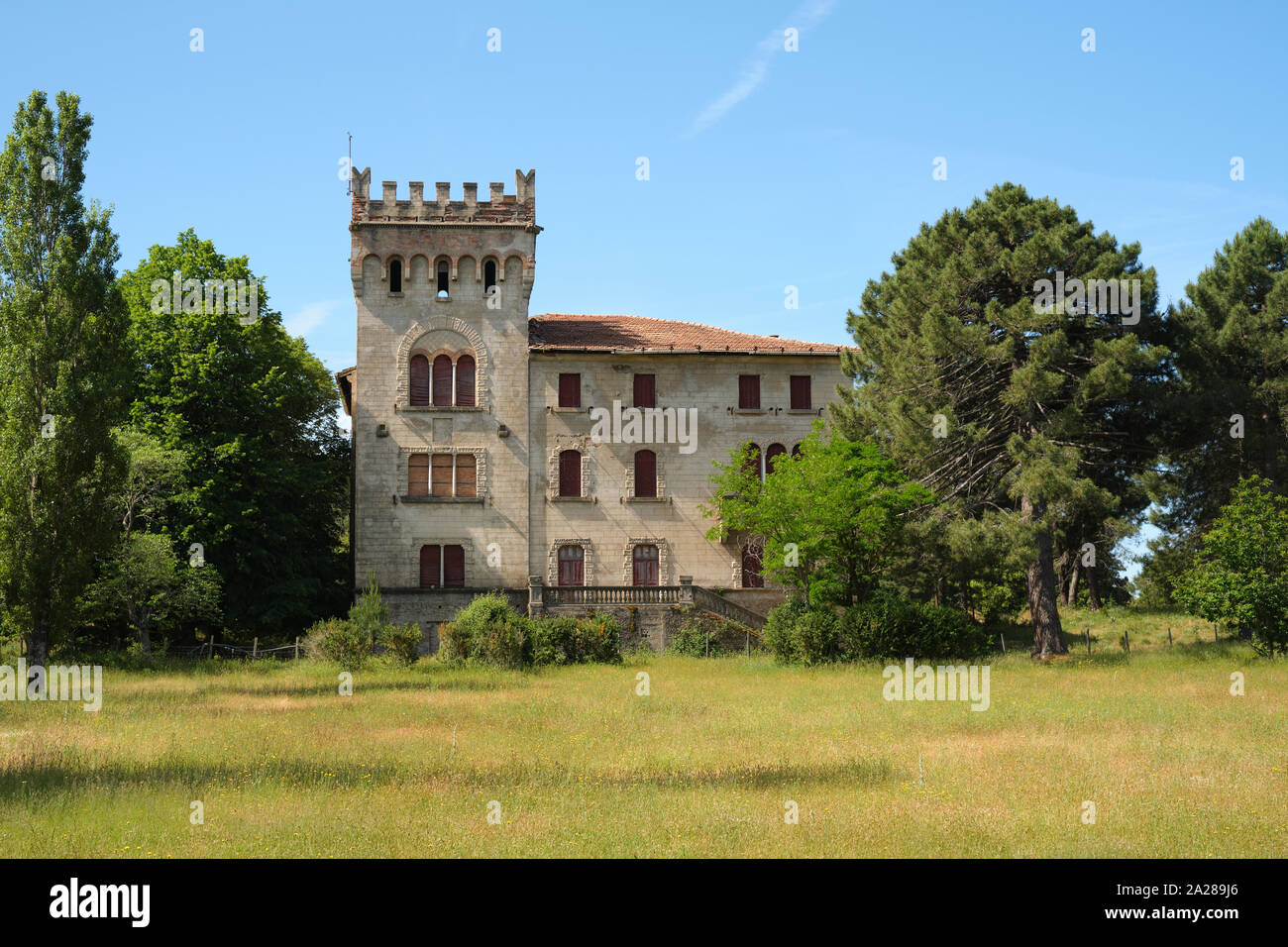 Château de Quenza / Quenza château dans la montagne au centre ville de ...