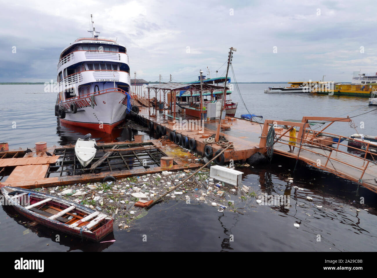The amazon river pollution Banque de photographies et d’images à haute ...