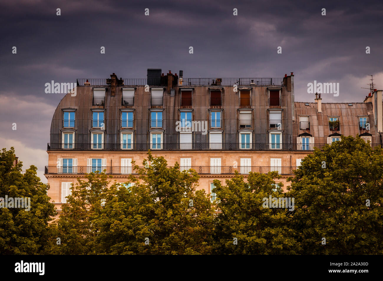 Immeuble traditionnel paris Banque de photographies et d’images à haute ...