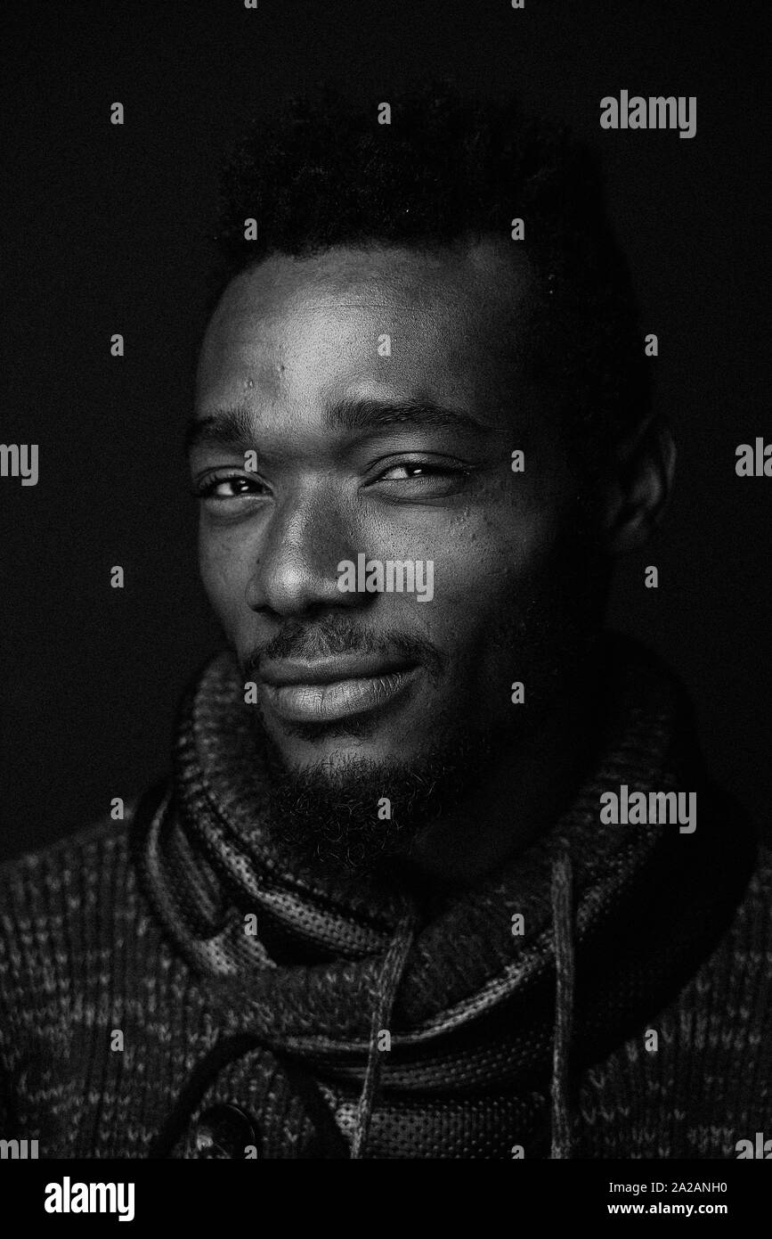 Homme noir content Banque d'images noir et blanc - Alamy