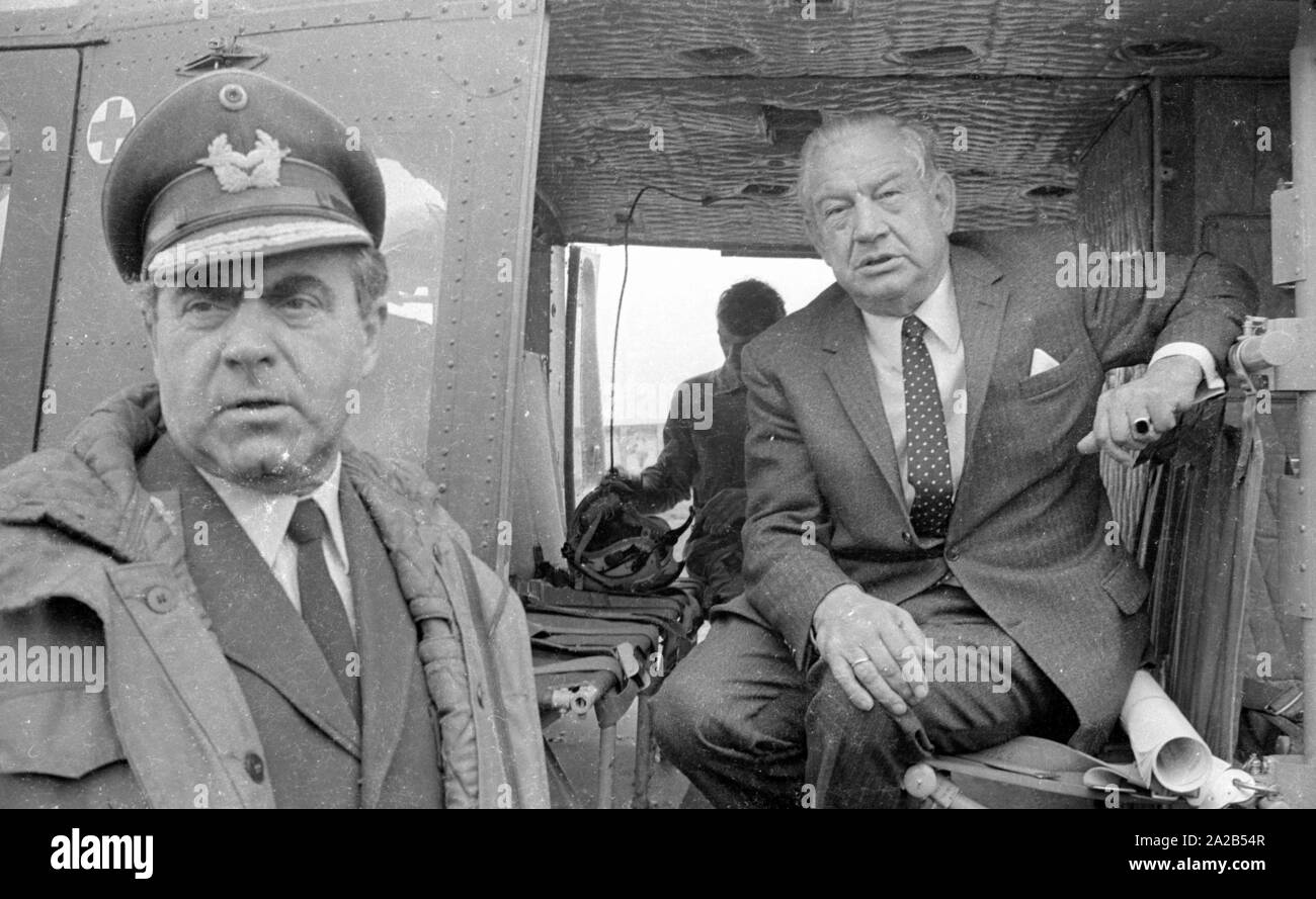 Dans un hélicoptère de la Bundeswehr (armée allemande), le Premier ...