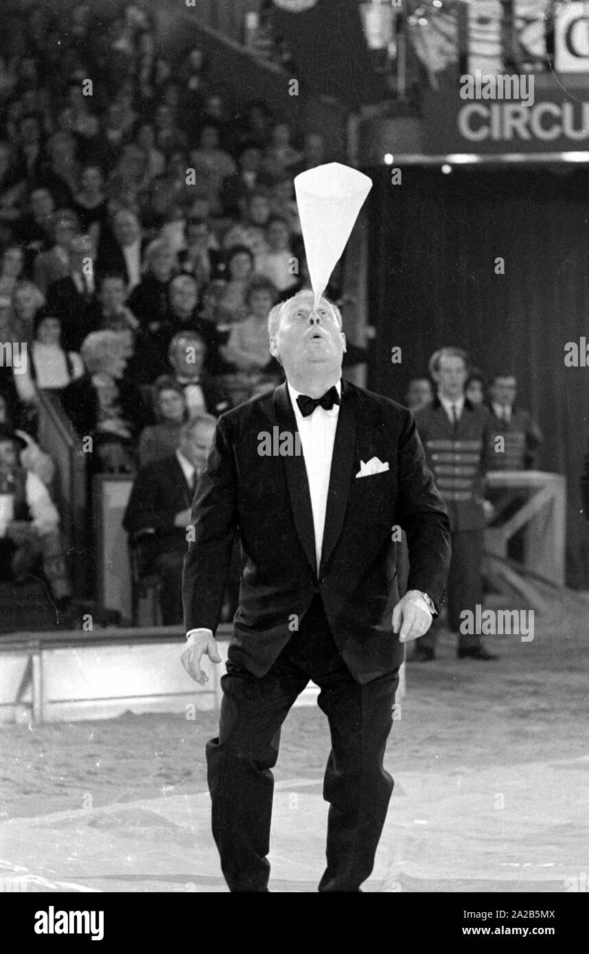 Gert Froebe acteur joue dans l'émission de télévision de bienfaisance ...