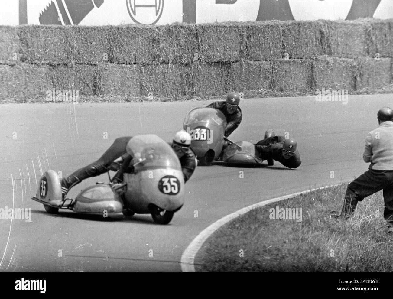 Deux ccm 500 motos BMW (type RS54) avec side-car, pendant le Grand Prix ...