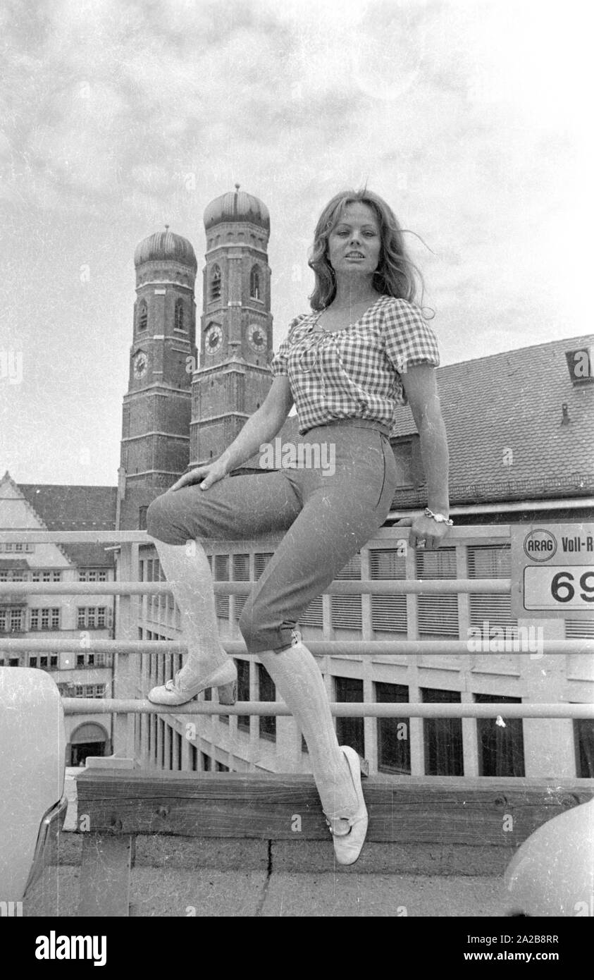 L'actrice allemande Christiane Ruecker pose à Munich avec l'église ...