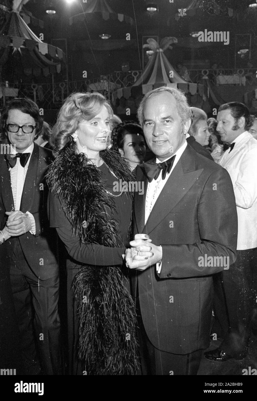 L'actrice Ruth Maria Kubitschek danse au Bal du Film allemand en 1974 ...