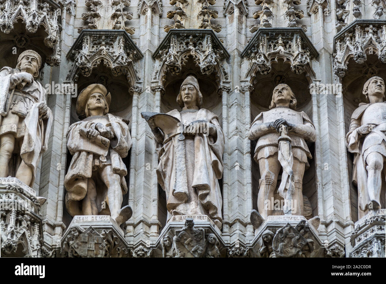 Statues médiévales sur la façade historique de l'Hôtel de Ville sur la ...