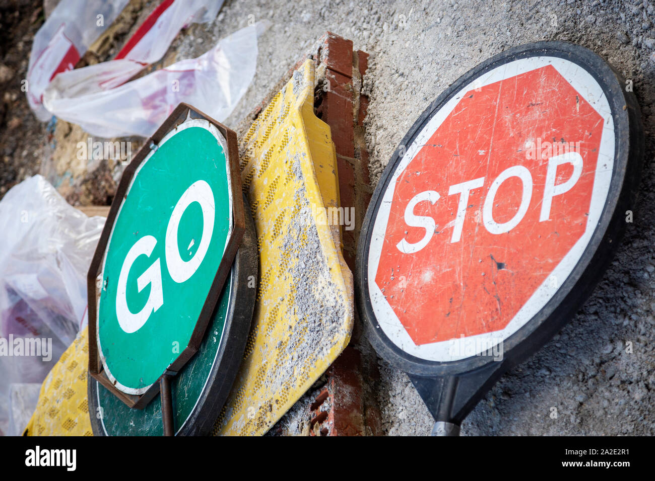 Stop go traffic signs Banque de photographies et d’images à haute ...