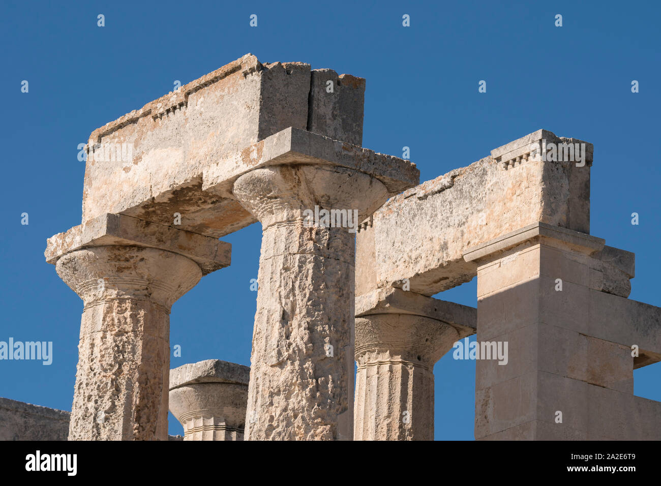 Détails de l'architecture de temple Aphaia à Egina island en Grèce ...