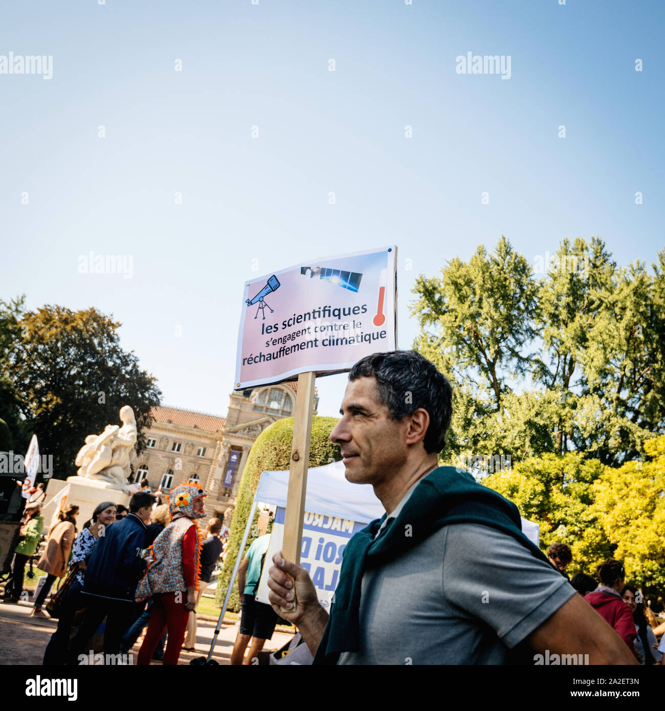 Strasbourg, France - Sep 21, 2019 : l'homme avec l'affiche de la plus ...