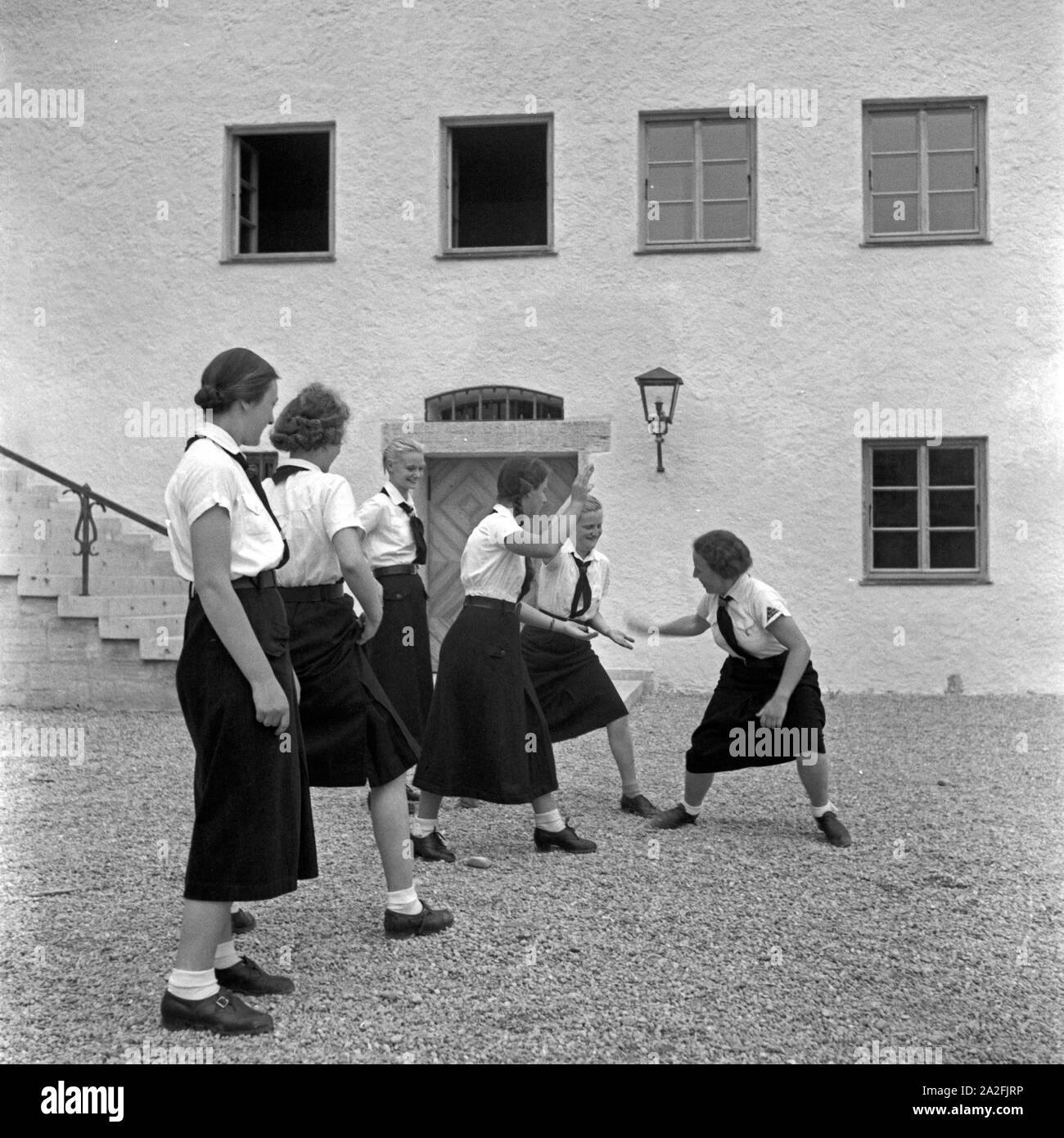 Bei einer BdM Mädchen in der Pause Haushaltungsschule Greifenberg ...