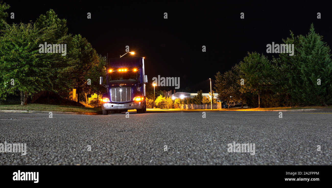Volvo truck at night Banque de photographies et d’images à haute ...