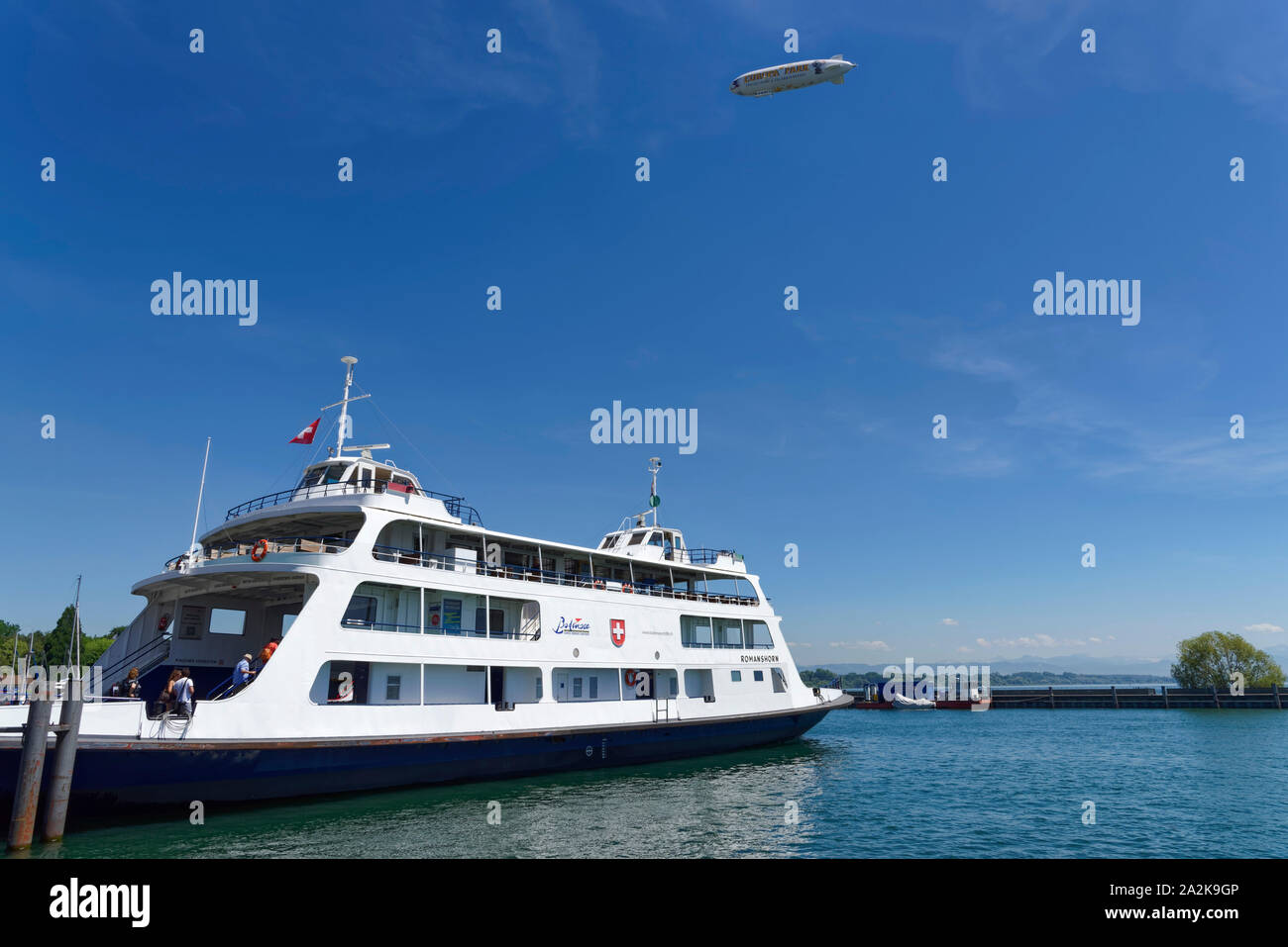 Friedrichshafen sur le lac de Constance: Zeppelin au-dessus du ferry ...