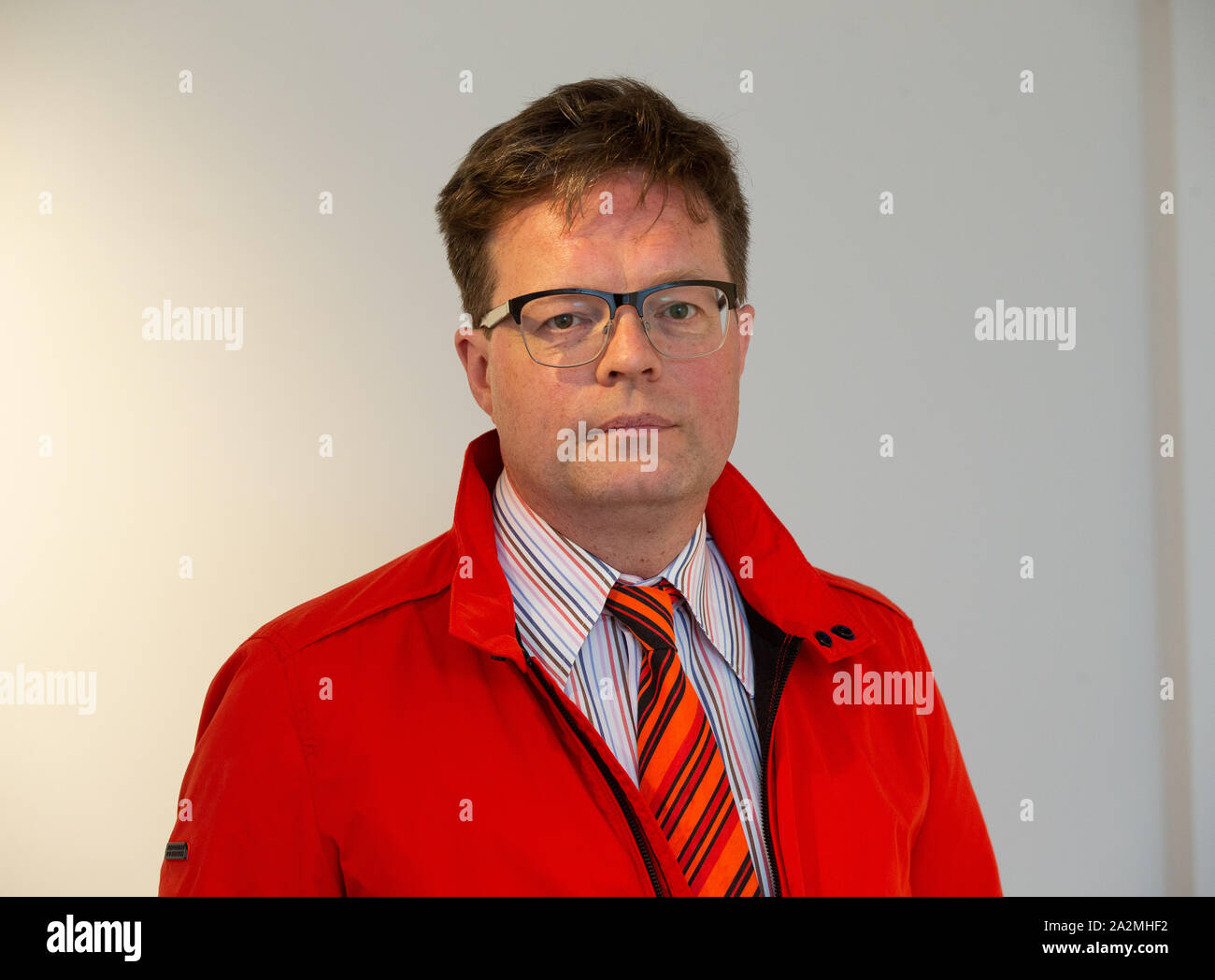 Artiste, Darren Coffield, avec des œuvres de la nouvelle exposition ...