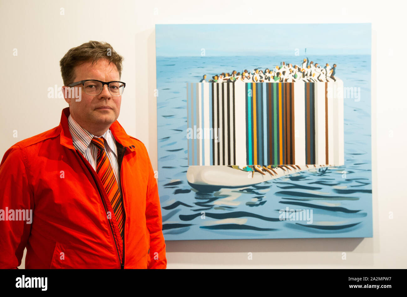Artiste, Darren Coffield, avec des œuvres de la nouvelle exposition ...