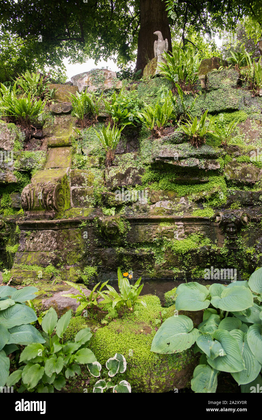 Jardin du château de Hever, Pergola à pied. Beau rocher en forme de mur ...