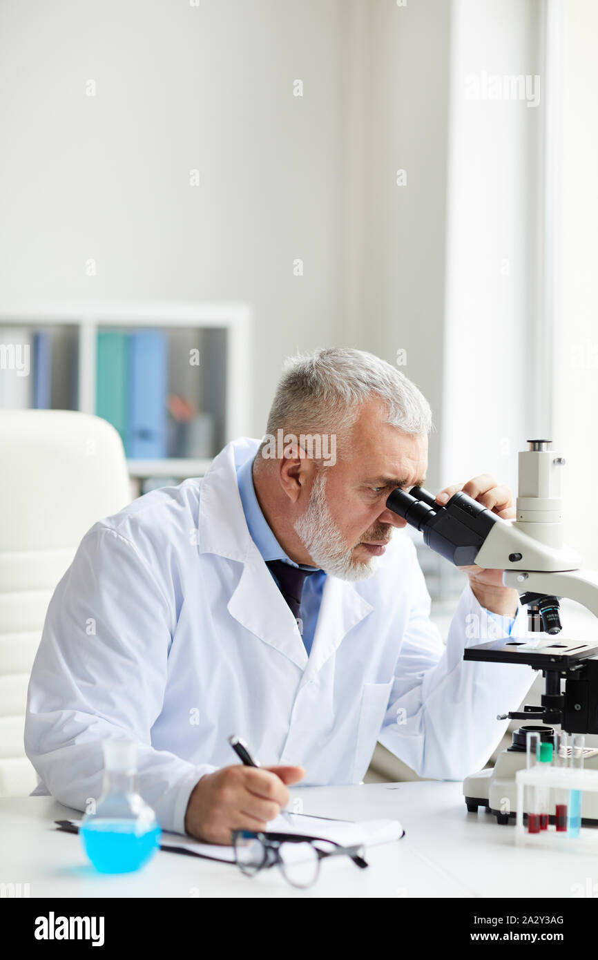Scientifique senior Banque de photographies et d’images à haute ...