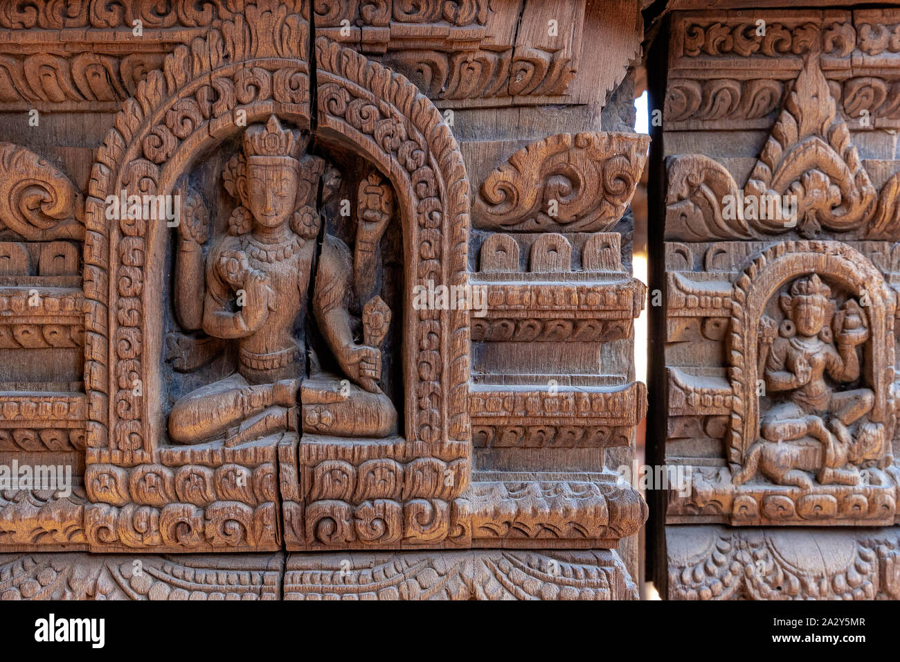 Les sculptures sur bois des dieux hindous et des sculptures sur les ...