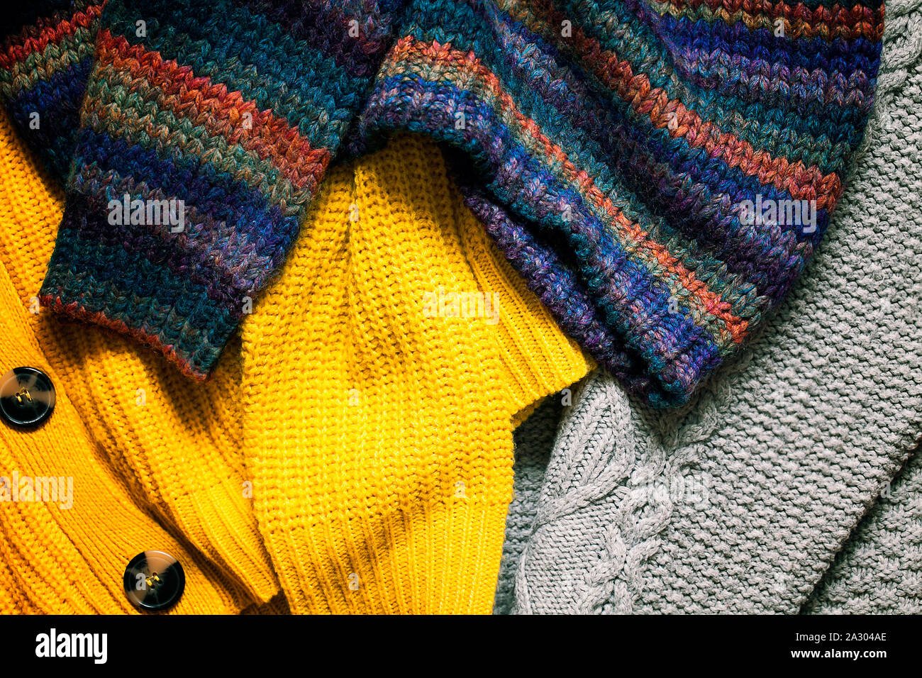 Tas ou pile de pulls tricotés confortable élégant avec des couleurs ...