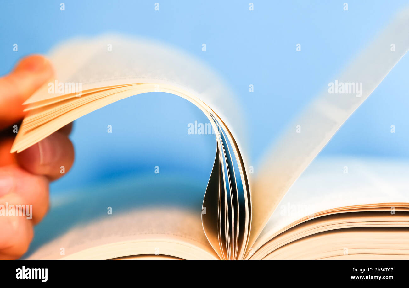 Turning the pages of a book Banque de photographies et d’images à haute ...