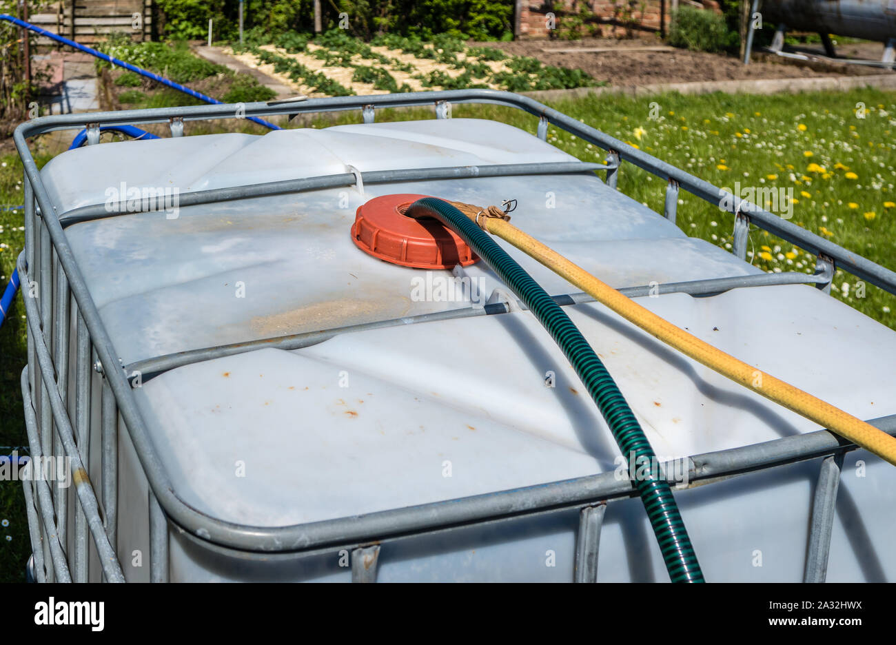 Conteneur-citerne d'eau de pluie Photo Stock - Alamy