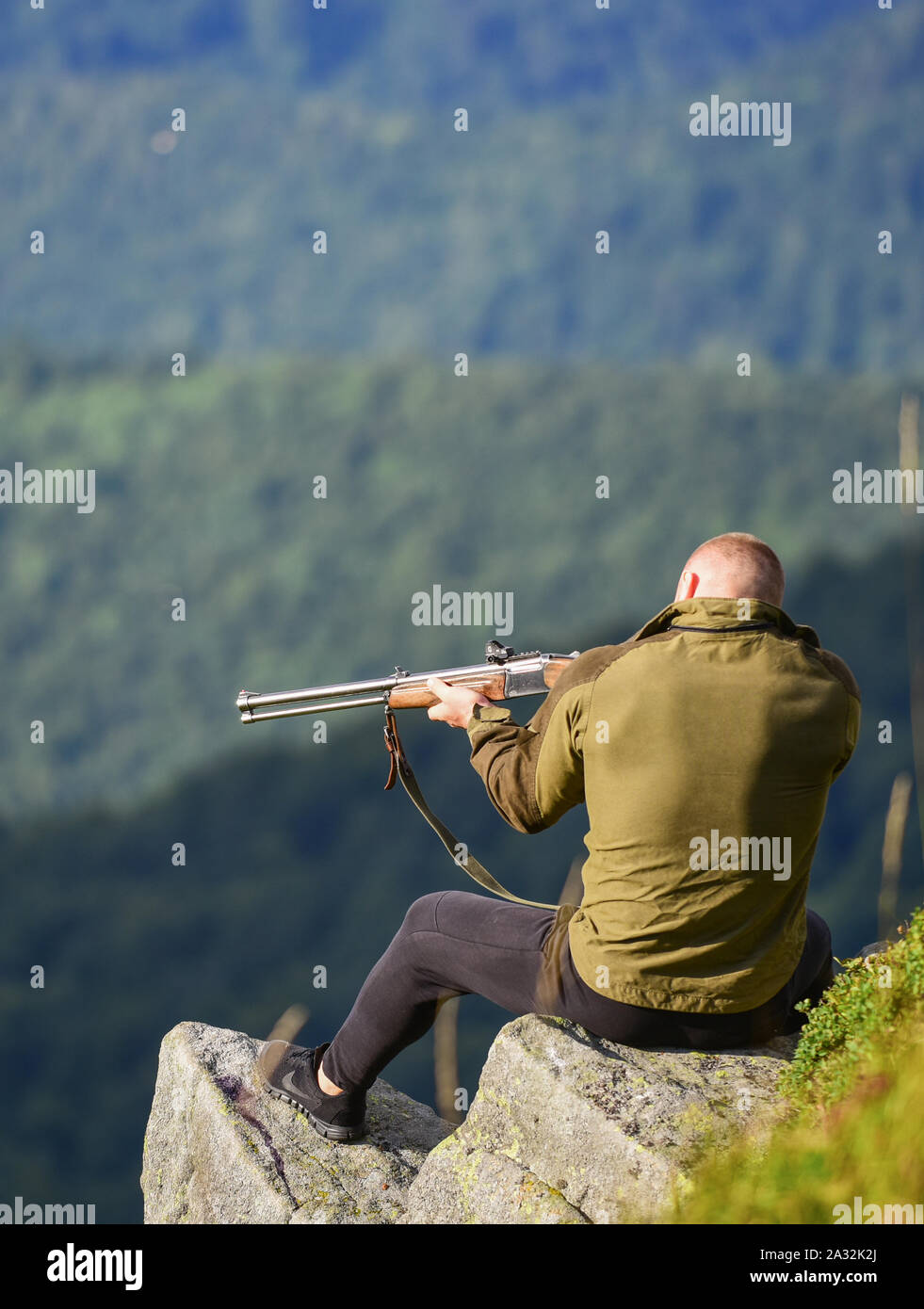 Hunter chasse loisirs dépenser. L'homme garde-chasse brutale nature ...