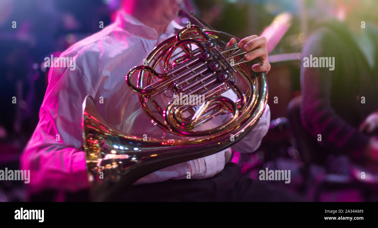 Joueur de cor français Banque de photographies et d’images à haute ...