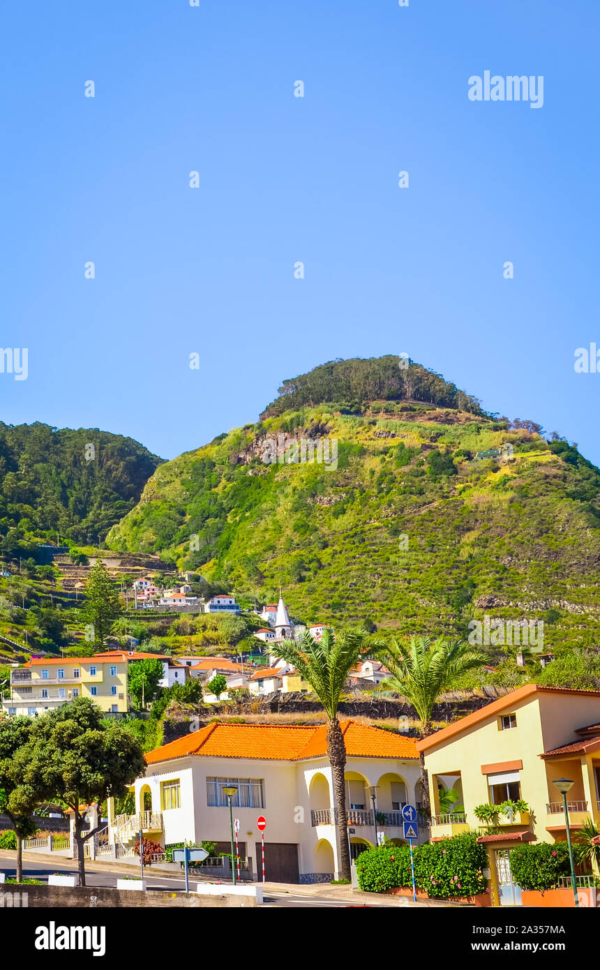 Beau village Porto Moniz en portugais l'île de Madère. Livre vert de la ...