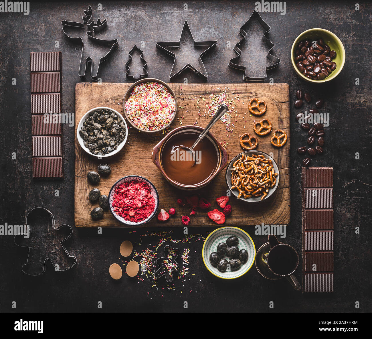 Noël fait maison Préparation de l'écorce de chocolat avec du chocolat ...