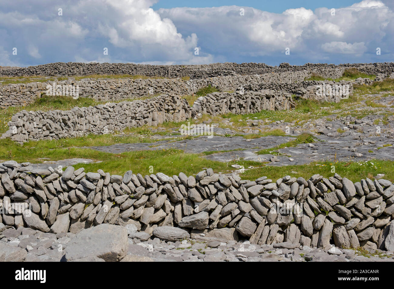 Murs de pierre îles aran Banque de photographies et d’images à haute ...