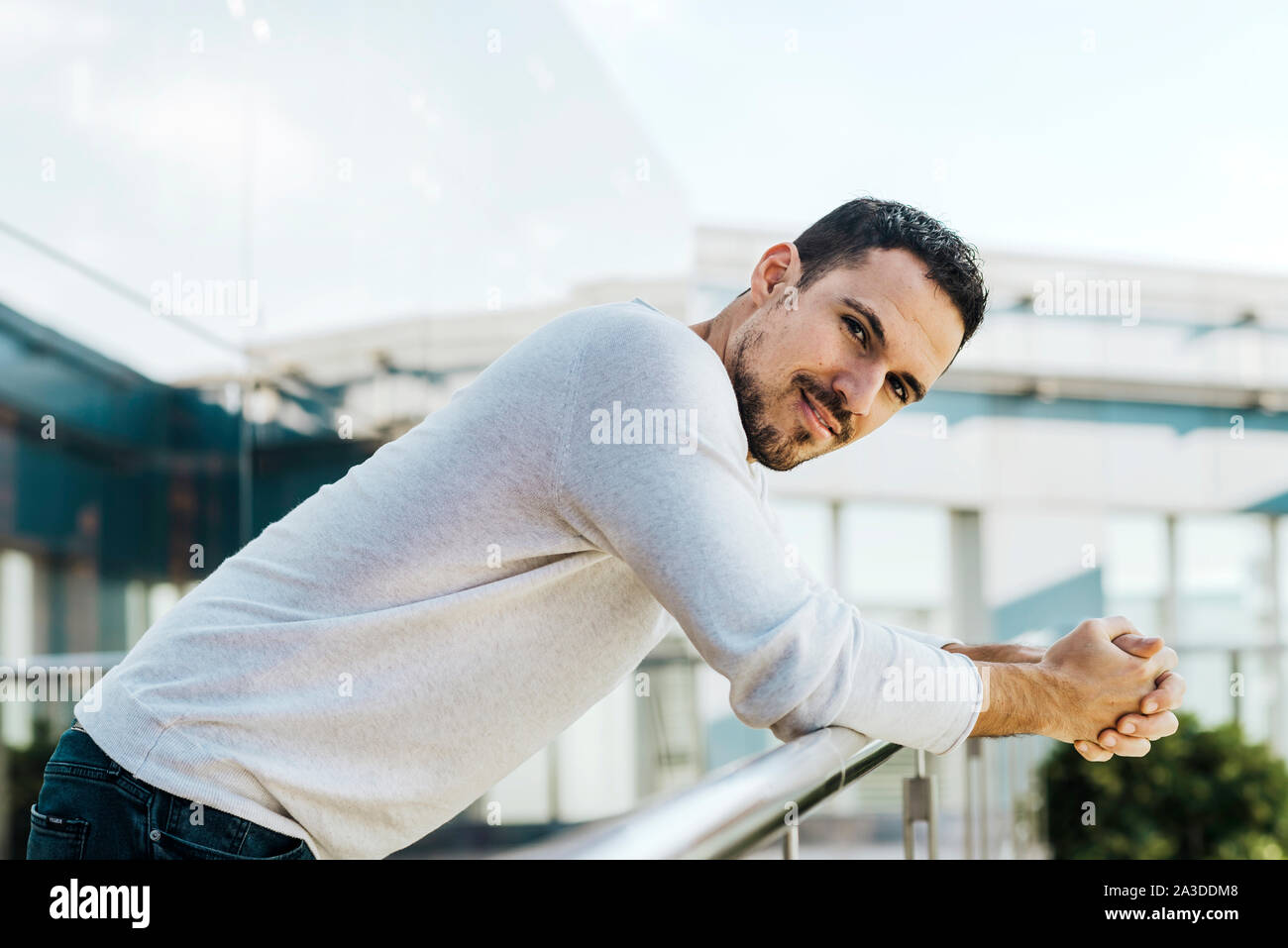 Man leaning on handrail Banque de photographies et d’images à haute ...