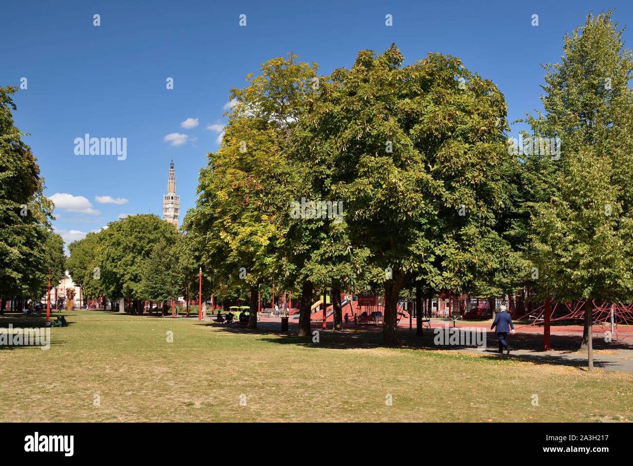 France, Nord, Lille, Jean Baptiste Lebas parc avec grilles rouge ...