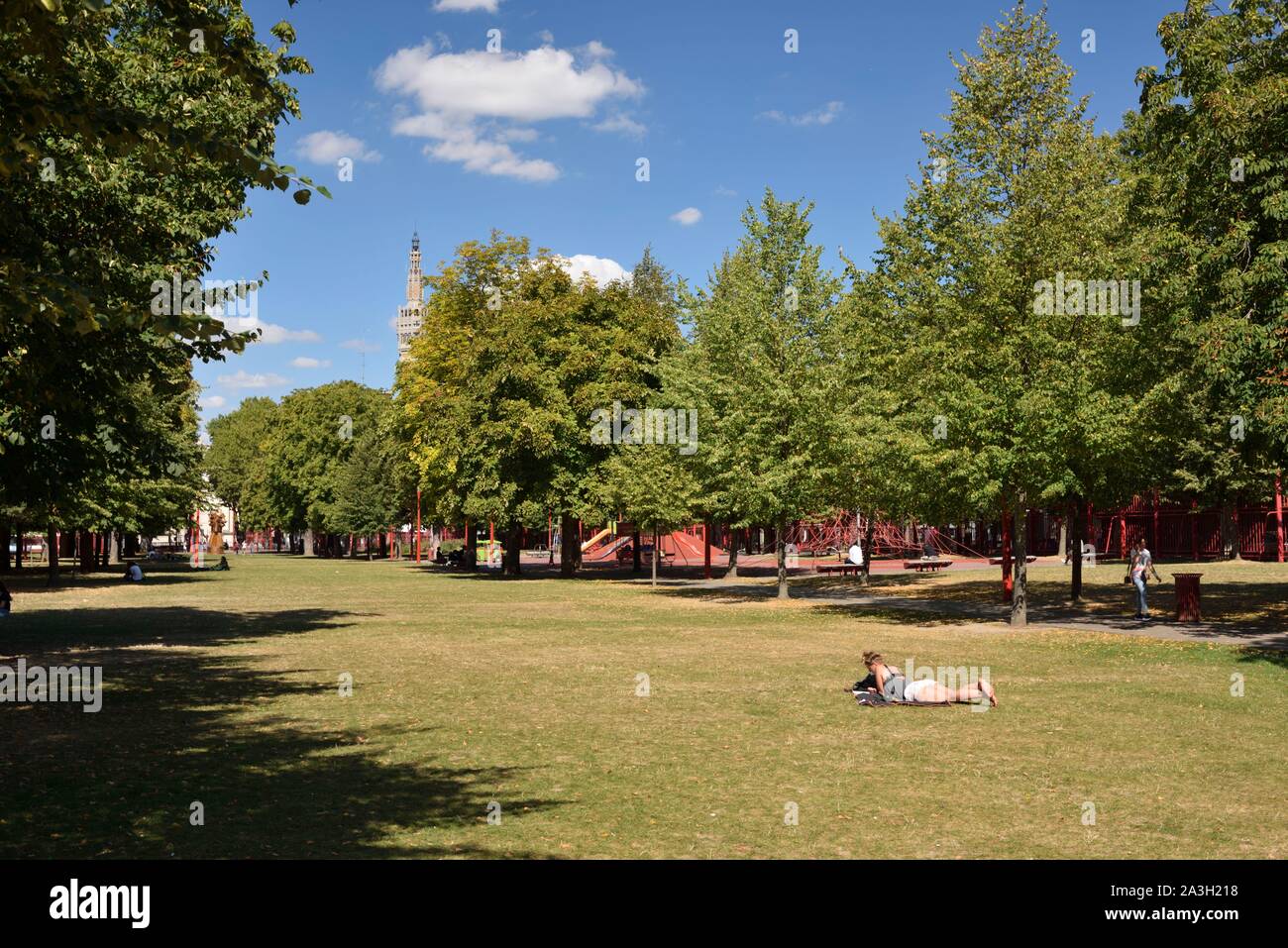 France, Nord, Lille, Jean Baptiste Lebas parc avec grilles rouge ...
