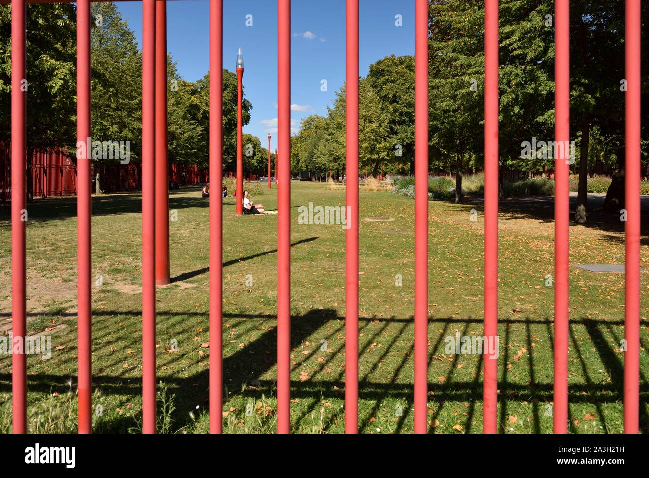 France, Nord, Lille, Jean Baptiste Lebas parc avec grilles rouge ...