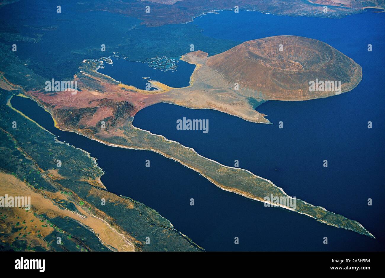 Kenya, vallée du Rift, le lac Turkana, volcan Teleki vu du ciel, sur le ...